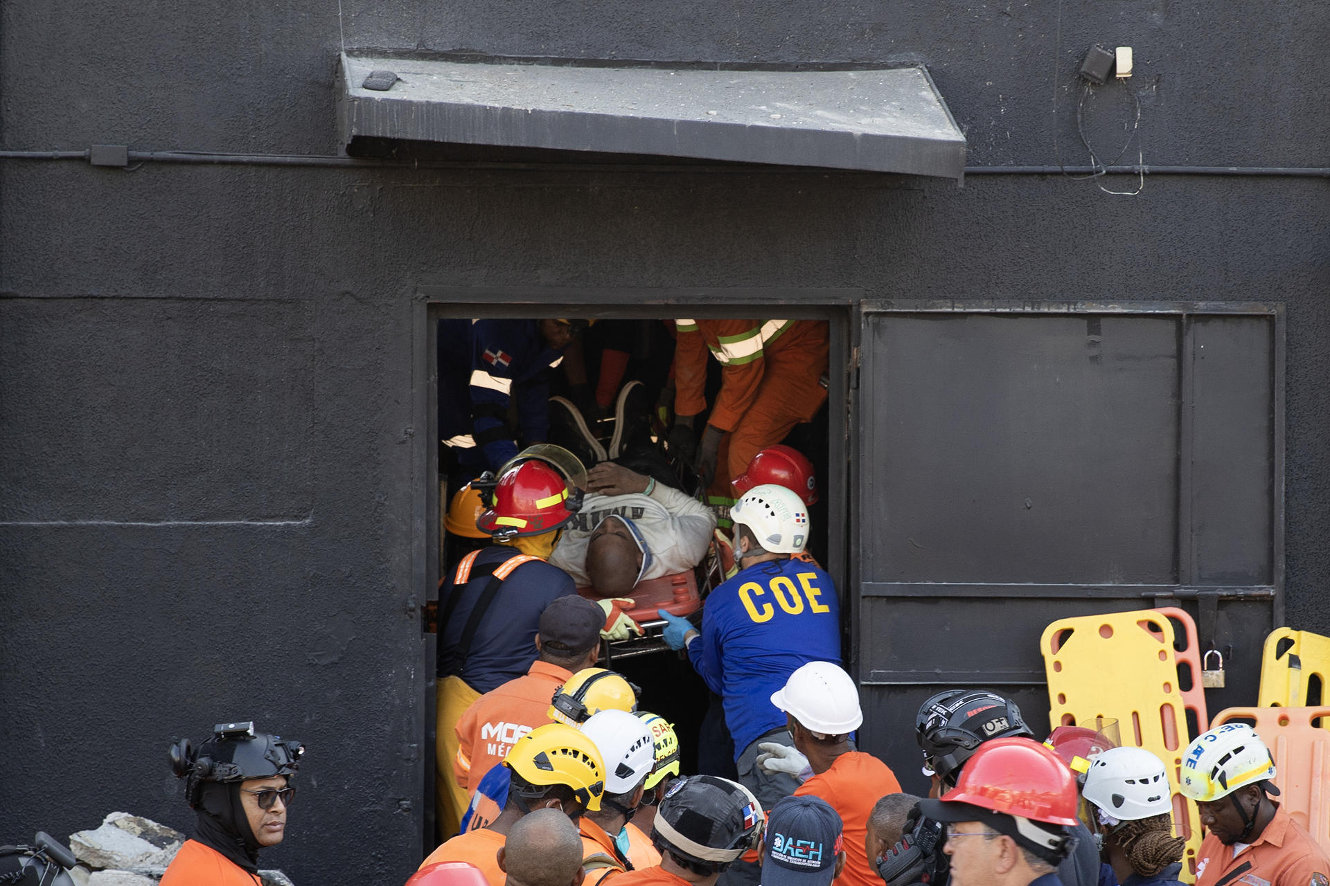 Se elevan a 136 muertos tras derrumbe del techo de discoteca